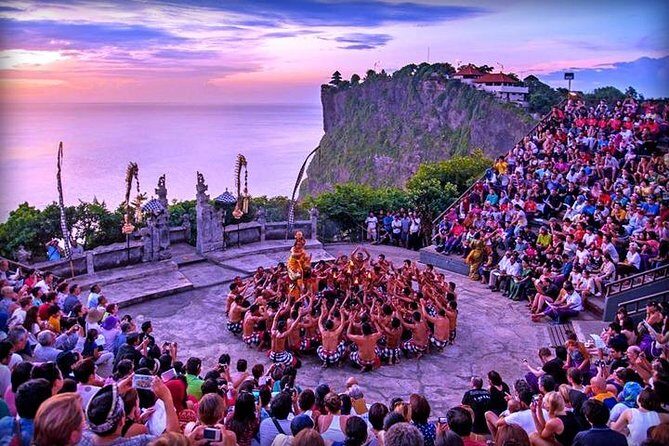Tour in Bali in Spanish to the sunset temple of Uluwatu - An Honest Look at the Experience