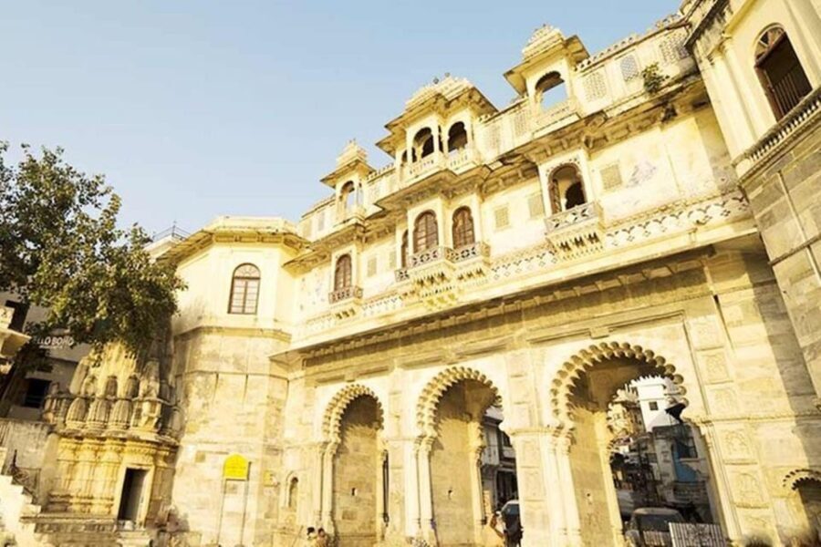 Udaipur: City Palace Museum Tour and Lake Pichola Boat Tour - Transport, Timing, and Group Size