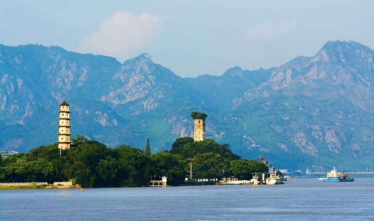 Xiamen Night Tour Packages: 2 Unparalleled Experiences Await - Package One: The Lujiang River Night Cruise & Zhongshan Road