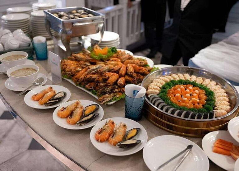 Bangkok: Carnival Dinner Cruise with Free-Flow Beer & Buffet