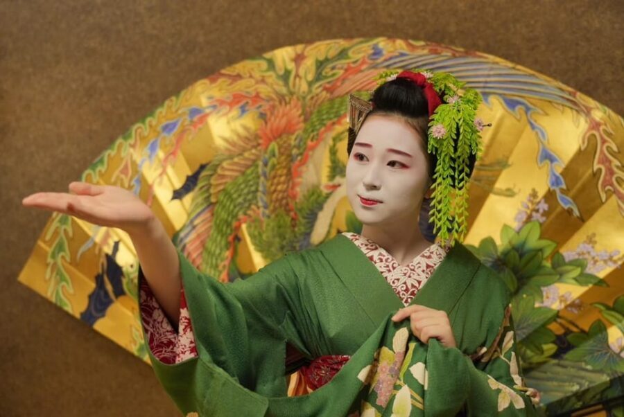 Gion Walking Tour, Geisha Show and Japanese Game in Kyoto - Breaking Down the Itinerary