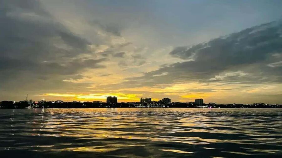 Hyderabad: Hussain Sagar Evening Ferry Luxury Tour - The Highlights of the Cruise