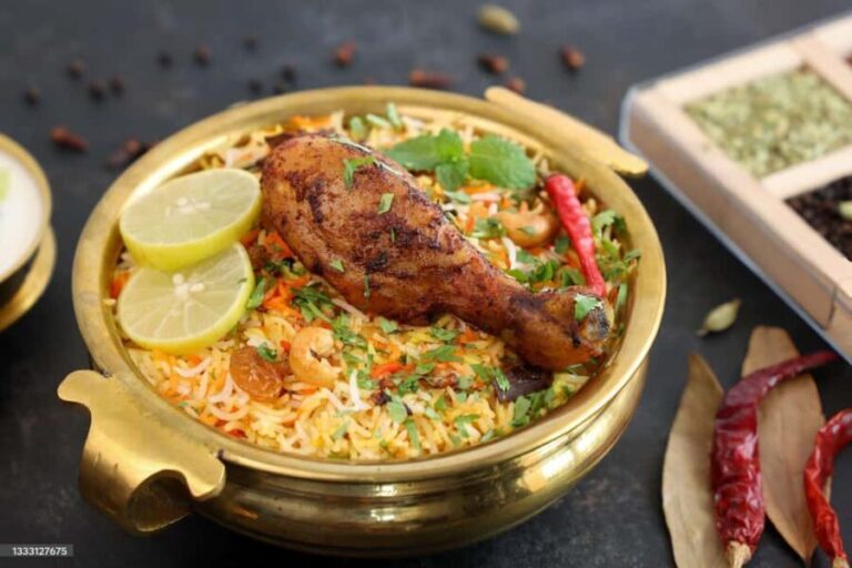 Hyderabad: Street Food Walking Tour with 7+ Tastings