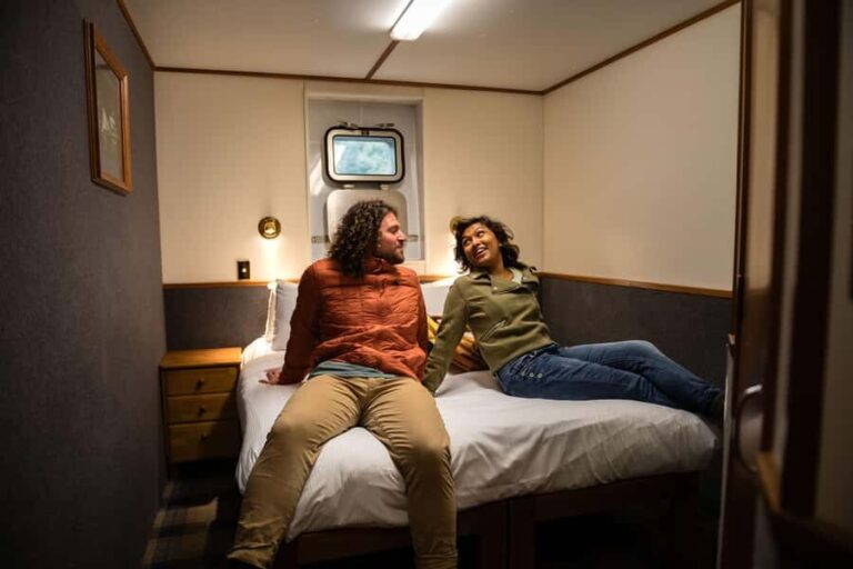 Milford Sound: Overnight Cruise with Water Activities - Dining and Nighttime Atmosphere