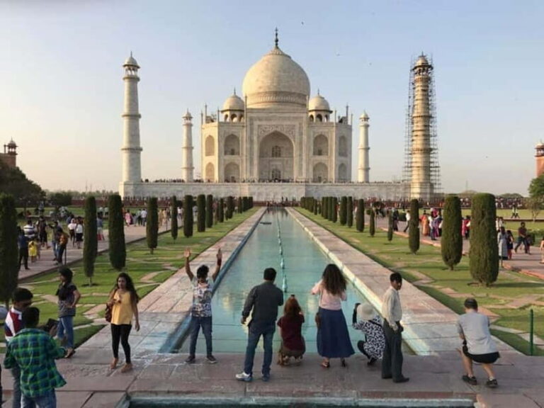 Taj Mahal Budget Tour for Backpackers