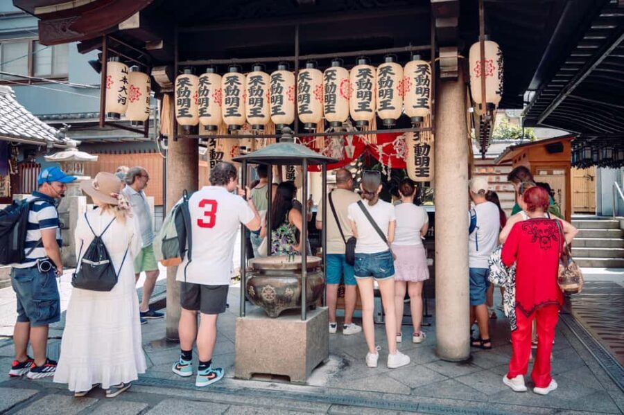 Traditional Osaka - Walking tour - The Spirit of Tradition: Hozenji Temple and Kuromon Market