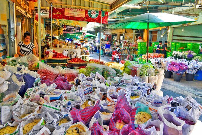 Tuk-Tuk Tour of Bangkok's Nighttime Food Temples and Markets - Beyond the Highlights: What Travelers Can Expect