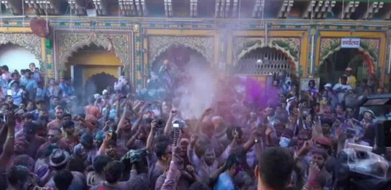 Agras Gems & Mathura Holi: Taj, Red Fort & SOS Tour - Journey to Mathura and the Heart of Holi