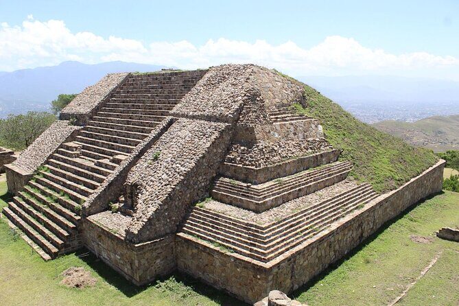 Amazing Monte Alban and City tour Private Tour - Mercado Benito Juarez: A Tapestry of Local Artisans and Flavors