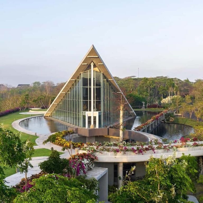 Bali: SAKA Museum, GWK, and Kecak Dance Day Tour - Sunset and The Kecak Dance at Karang Boma Cliff