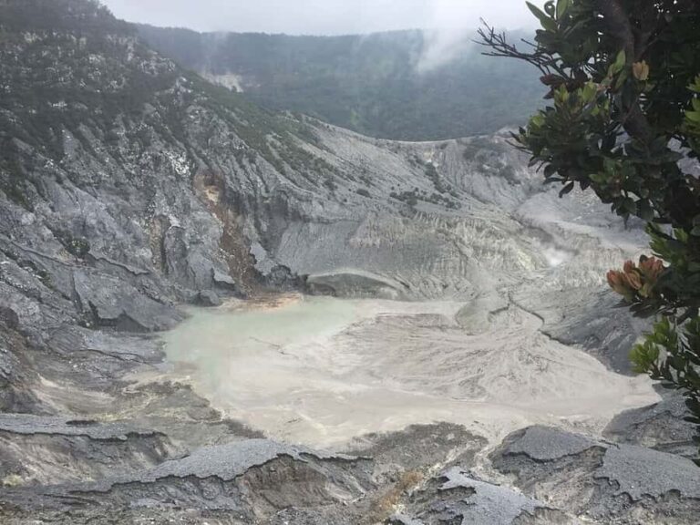 Bandung : Private Tour Guide Sightseeing (Costum tour) - Why Travelers Love This Tour