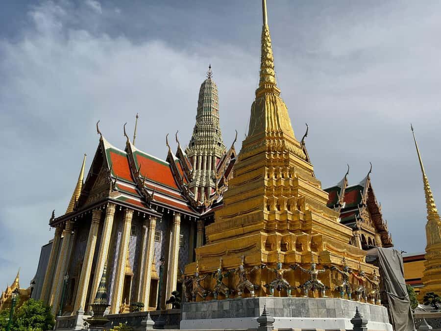 Bangkok: Grand Palace, Wat Pho & Long Tail Boat Tour - Visiting Wat Pho and the Reclining Buddha