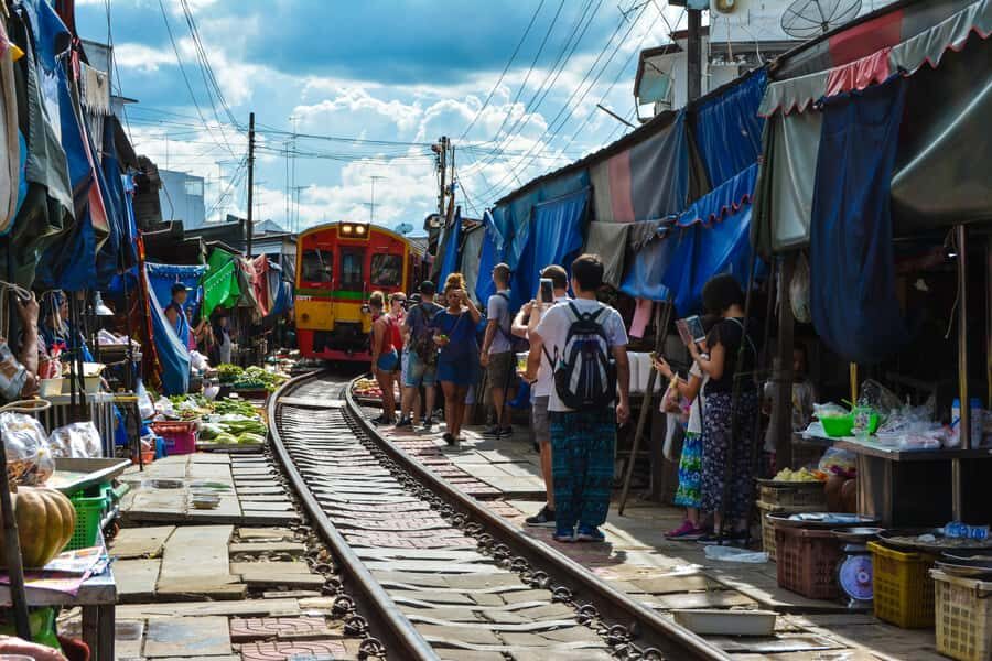 Bangkok: Maeklong Train Market & Floating Market Day Tour - Detailed Itinerary Breakdown
