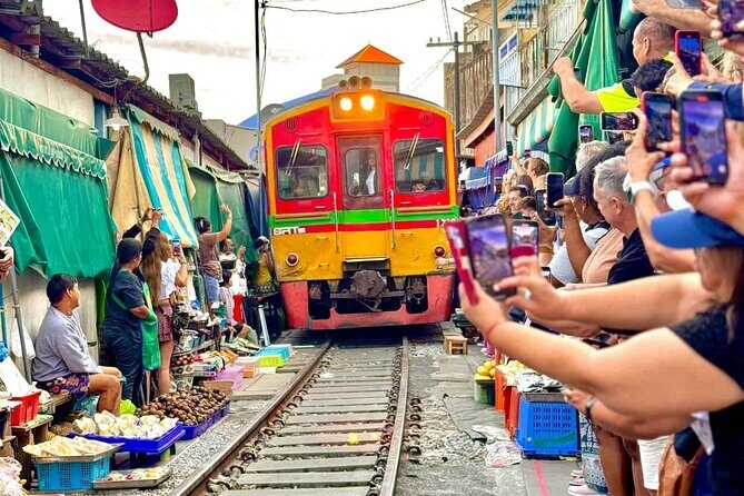 Bangkok: Railway and Floating Market Tour + Dragon Temple - Visiting the Maeklong Railway Market