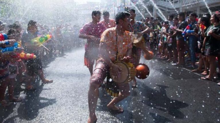 Bangkok: Songkran 2026 Pub Crawl by Tuk-Tuk with Drinks - What’s Included and What to Expect