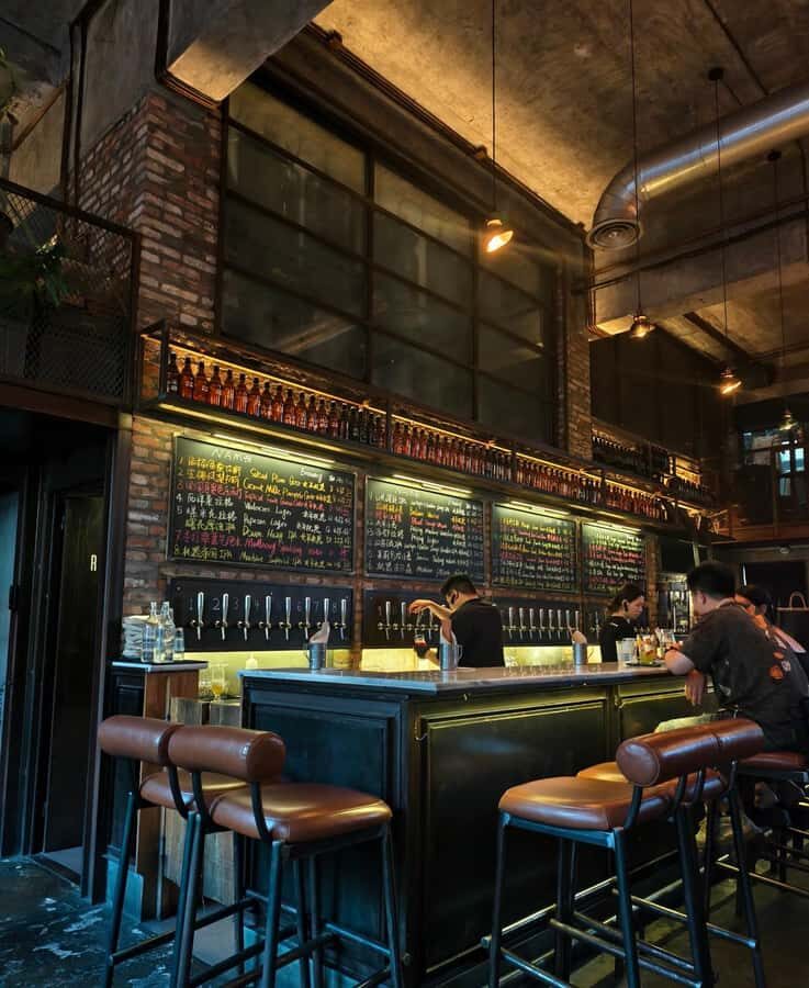 Beijing Lama Temple Visit, Hutong Local Food & Brewpub Tour - Tasting Beijing: Local Noodles and Neighborhood Dishes