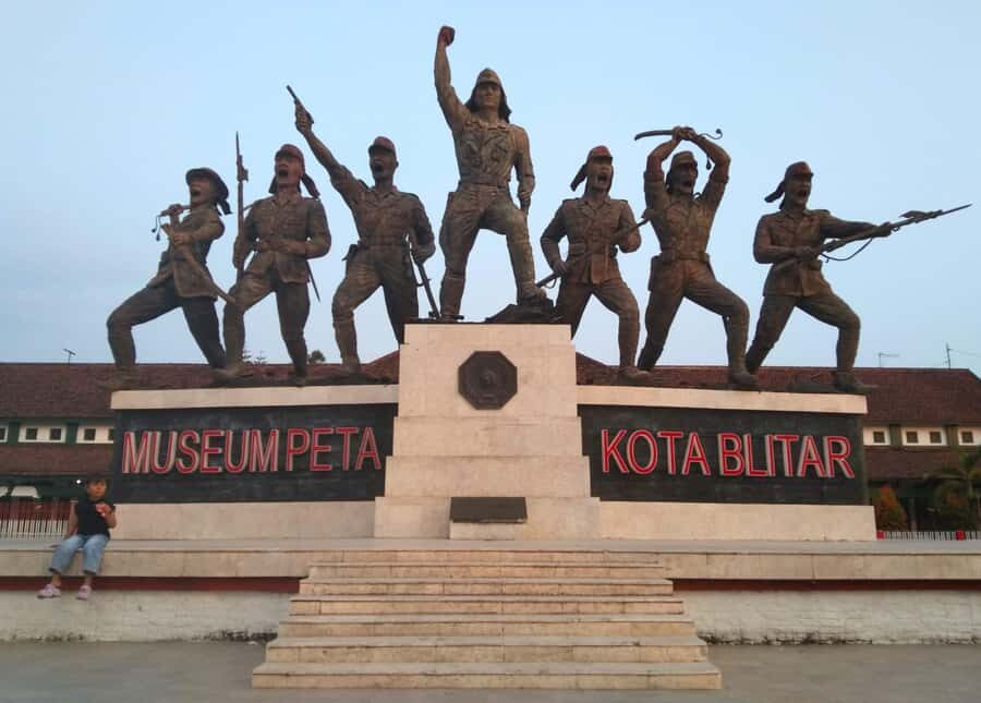 Blitar: Guided City Tour with Cycling and Toy Painting - Practical Details and Logistics