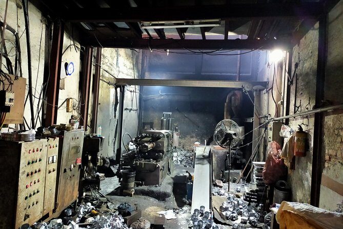 Bollywood Studio with Dharavi Slum Tour in Private Vehicle - The Sum Up