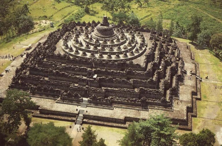 Borobudur Tour : guarantees climb up top of temple structure - Analyzing the Value