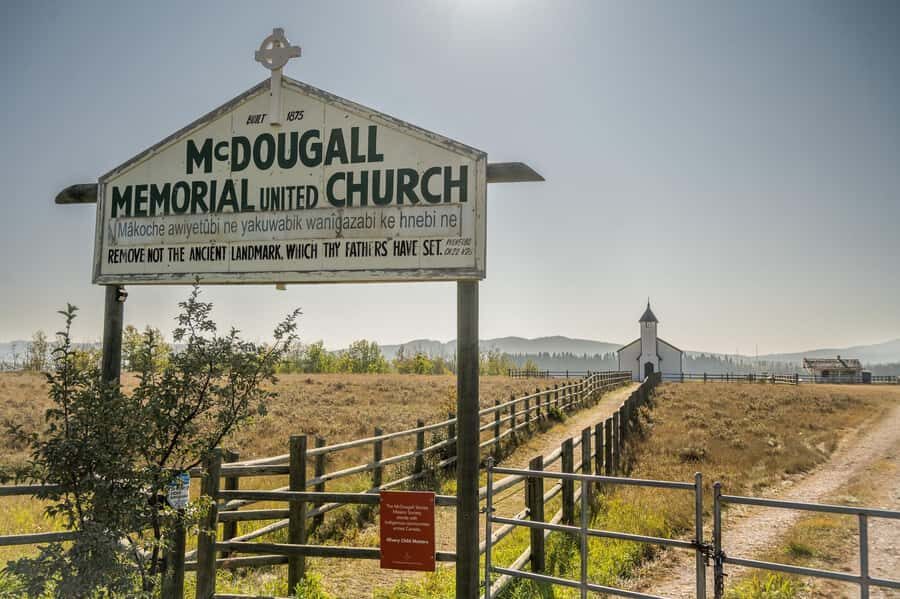 Calgary: Iconic 1a Hwy, Banff, Lake Louise, Canmore Day Trip - Breathtaking Views at Morant’s Curve