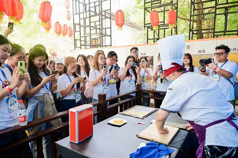 Chengdu: Sichuan Cuisine Museum & Bamboo Craft Tour - Transportation, Group Size, and Overall Value