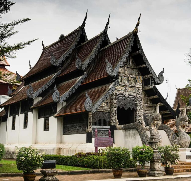 Chiang Mai Light: Tuk Tuk Night Tour with Temples & Markets - A Closer Look at the Experience