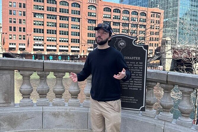 Chicago Architecture and Ghost Tour - The Guide and Overall Experience