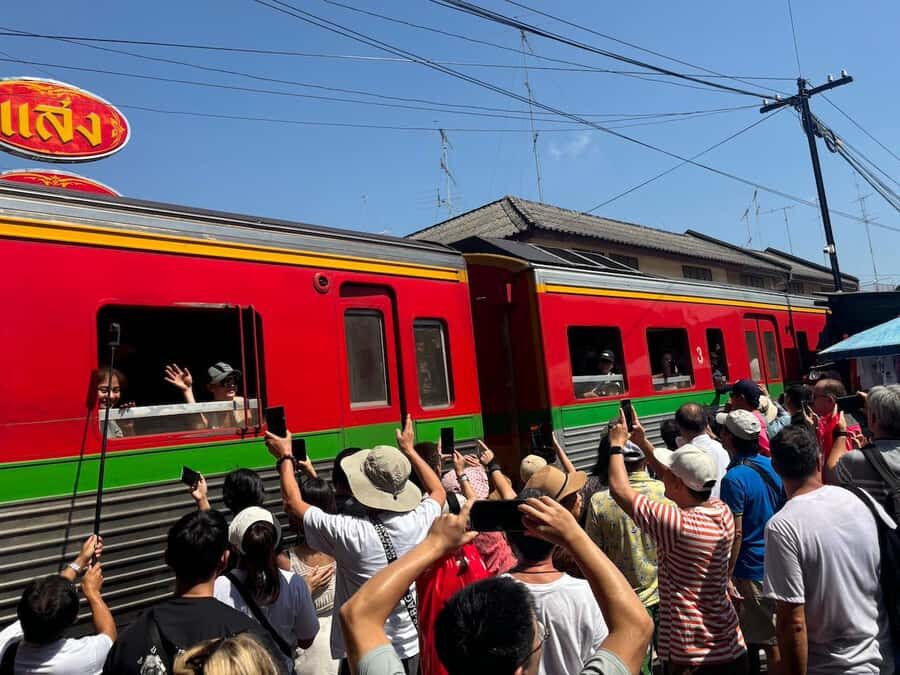 Damnoen Saduak & Maeklong Market Include Lunch -Private Tour - Exploring Maeklong Railway Market: The Thrilling Train Market