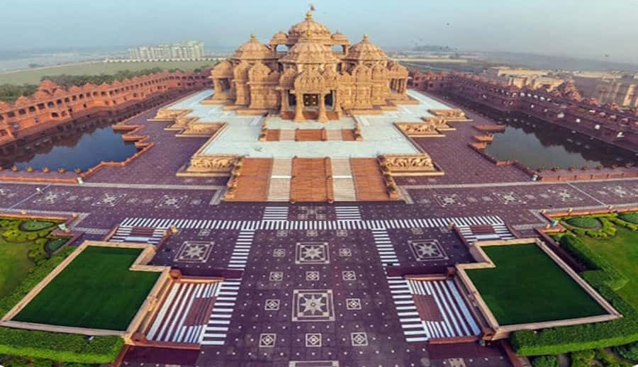 Delhi: Evening at Akshardham With Light Show & Local Dinner - Exploring the Akshardham Temple and Water Show