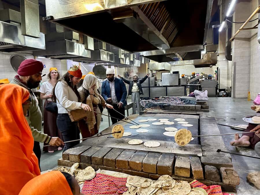 Delhi: Full Day Old and New Delhi City Private Guided Tour - Transitioning into New Delhi: Colonial Grandeur and Modern Landmarks