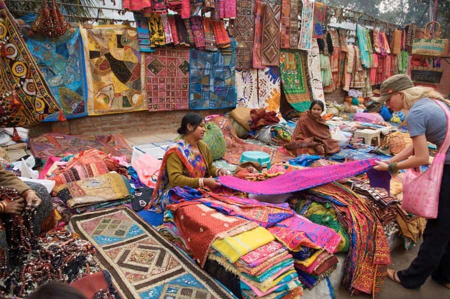 Delhi: Guided Shopping Tour Experience Local Female Expert - Key Points