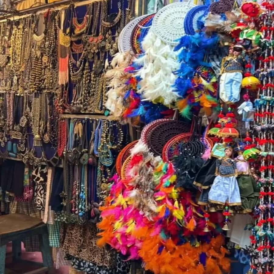 Delhi: Guided Shopping Tour Experience With Female Guide - Itinerary Breakdown