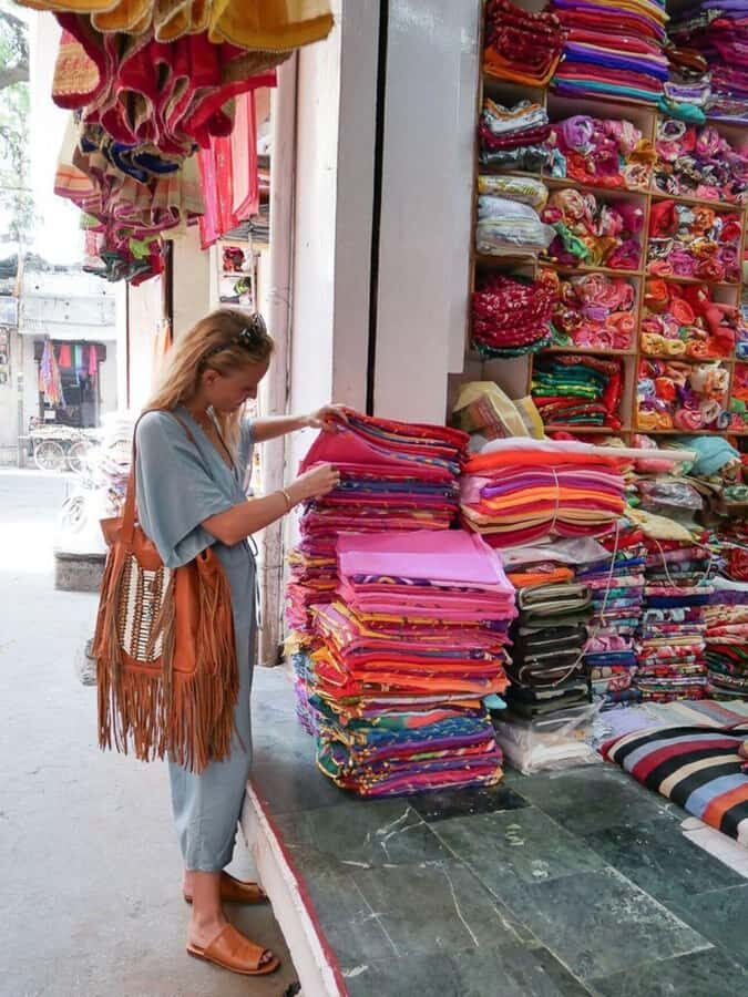 Delhi: Personalized Shopping Tour with Female Expert - A Deep Dive into the Experience