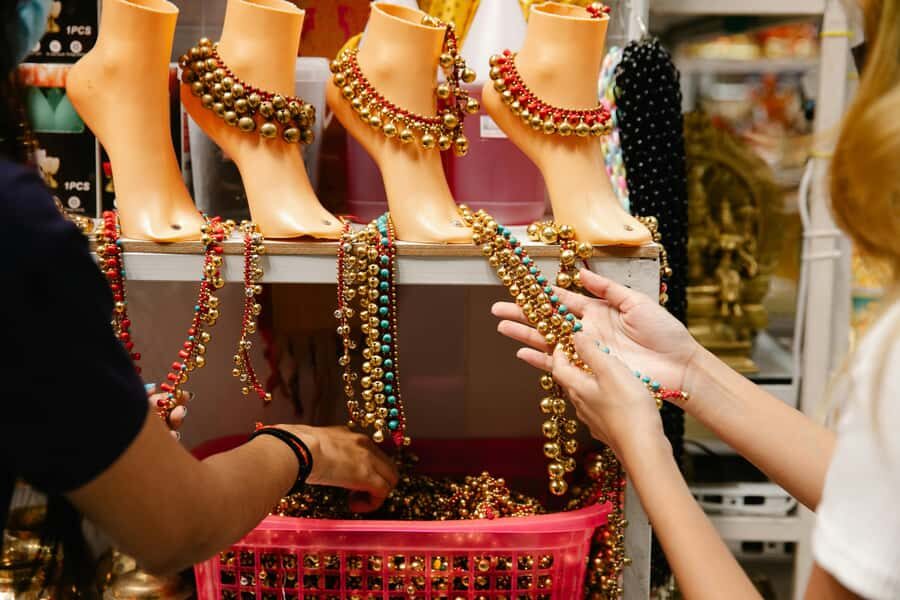 Delhi: Private Guided Shopping Tour with Rickshaw Ride - The Itinerary in Detail