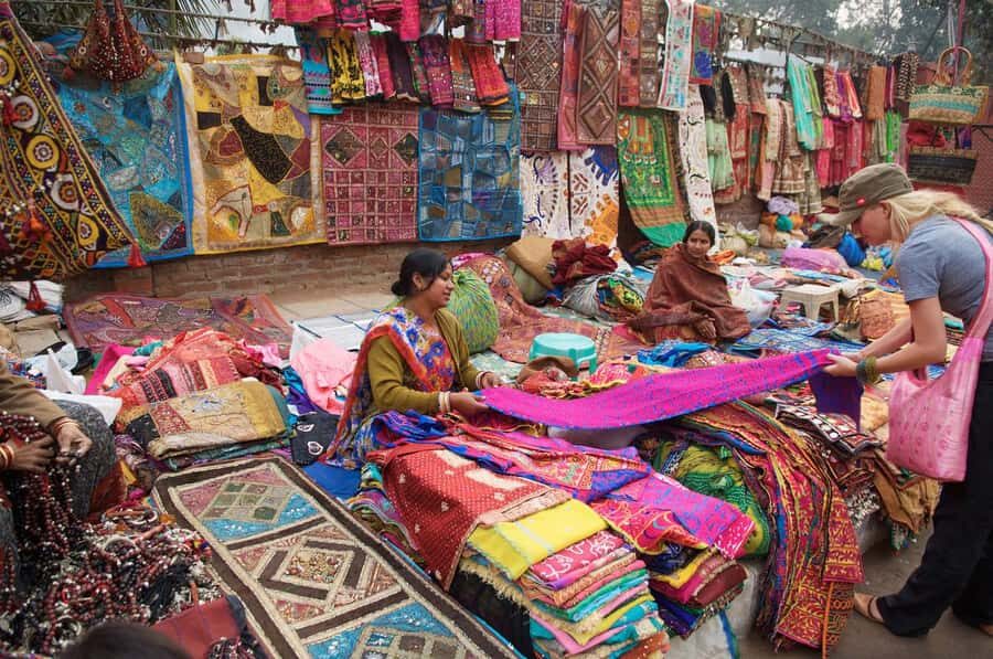 Delhi: Safe & Authentic Delhi Shopping Tour with her - The Experience with Authenticity and Respect