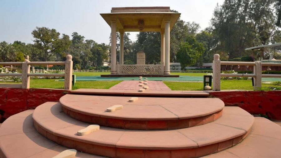 Delhi: Tracing the Path of India's Father of the Nation - The Practical Side: Transportation, Guide, and Cost