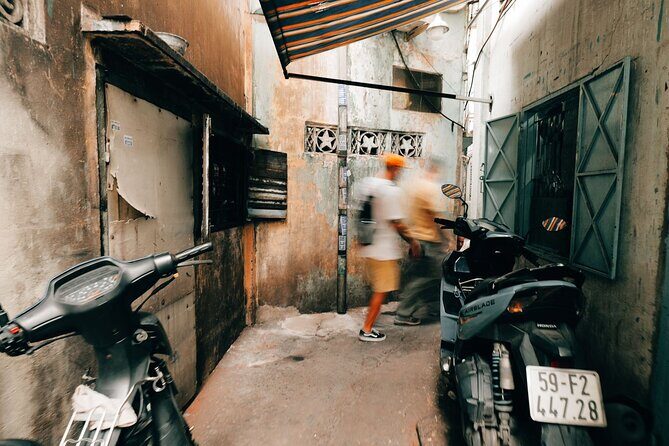 Early Riser Walk: Grandma Noodles, Cafe, Exotic Fruits & History - What to Expect and Why It Matters