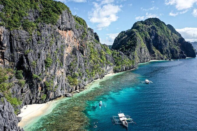 El Nido Tour C Island Hopping to Hidden Beaches and Snorkeling - Group Size and Atmosphere
