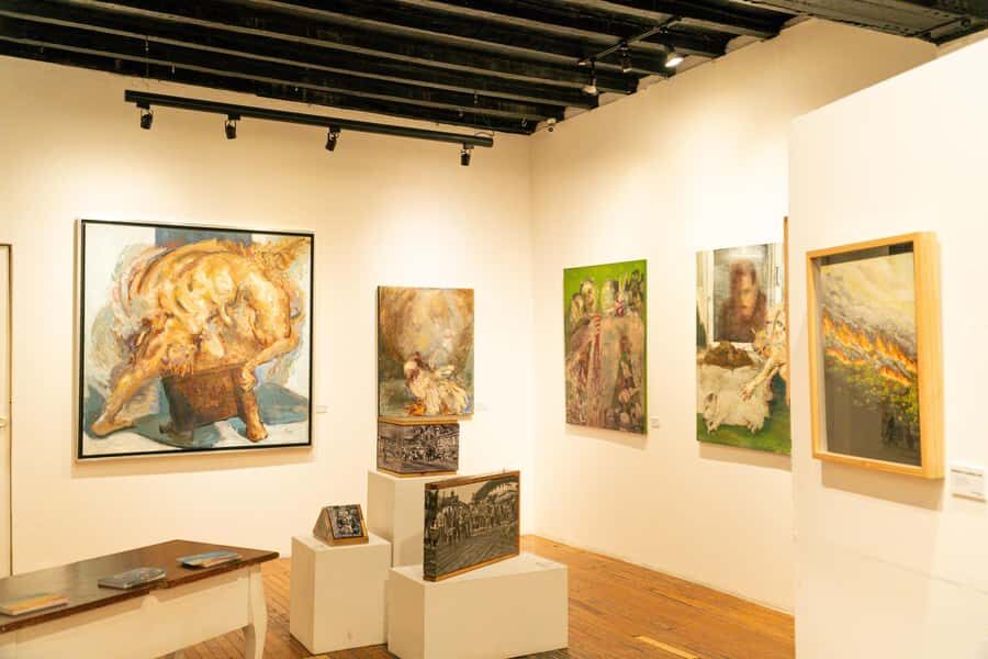 Exclusive Art Gallery Immersion in Roma & Condesa, CDMX - The Significance of Meeting Curators