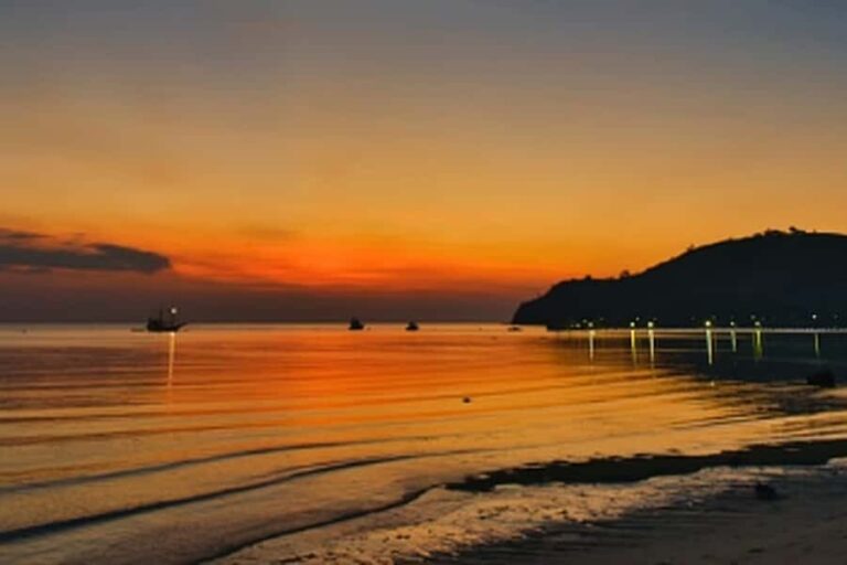 Flying Fox Sunset Cruise Private Boat Charter Labuan Bajo - Exploring the Itinerary in Detail