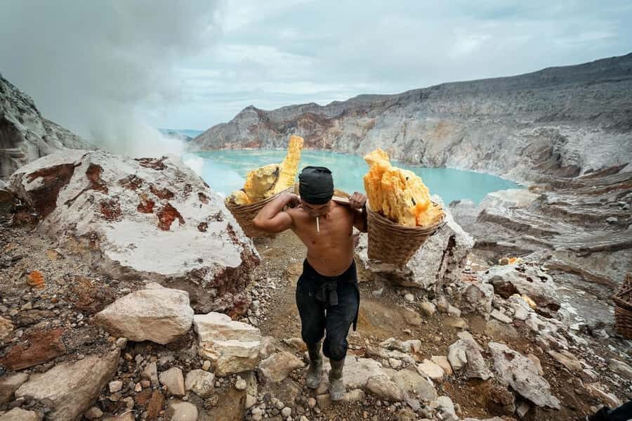From Bali/Banyuwangi: Ijen Blue Fire Midnight Group Tour - The Guided Experience and Group Dynamics