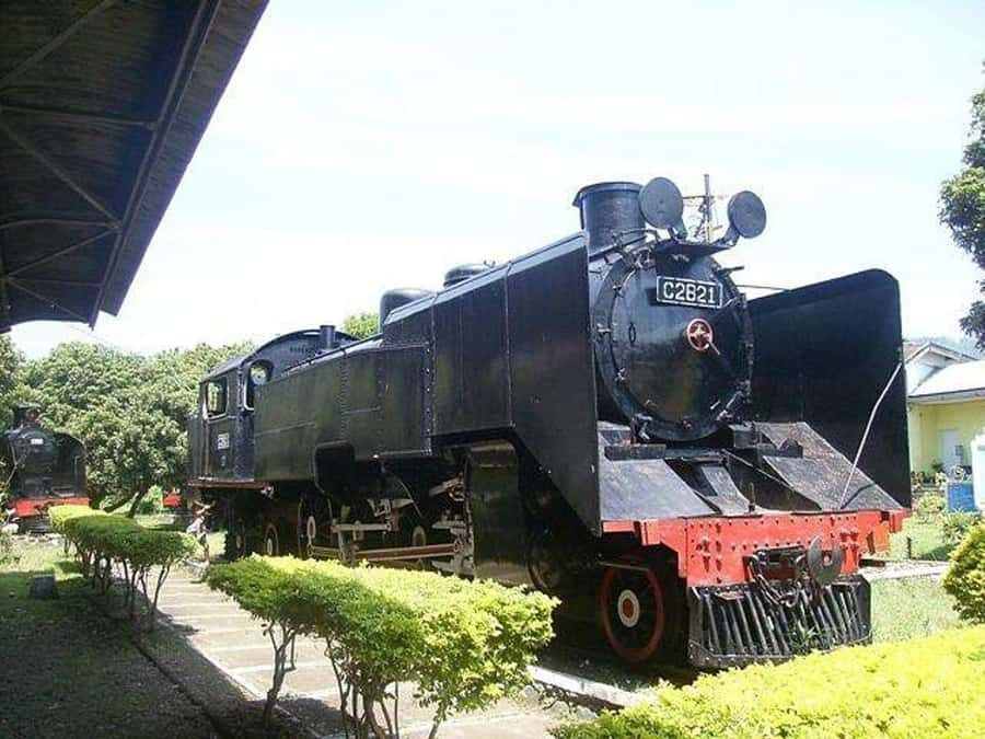 From Yogyakarta: Indonesian Railway Museum and Train Ride - Exploring the Indonesian Railway Museum