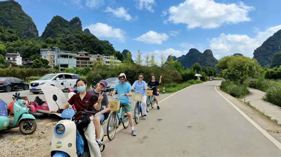 Guilin: Private Yangshuo Day Trip with Silver Cave & Cruise - A Stroll Through Xingping Town and a Scenic River Cruise