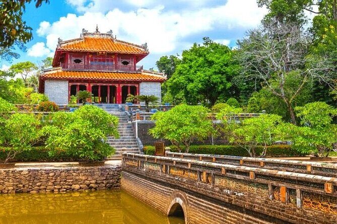 Hanoi Visit to Bat Trang Village - Analyzing the Price and Value