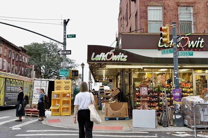 Hassidic Williamsburg: A Self-Guided Audio Tour in Brooklyn - Architectural and Cultural Diversity
