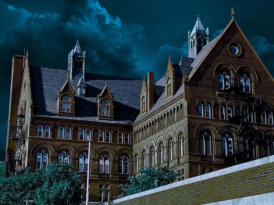 Hollow in the Hills: Buried in Burlington Ghost Tours - An In-Depth Look at the Burlington Ghost Tour