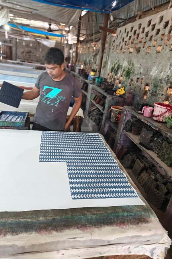 Jaipur: Tuk Tuk Shopping Tour with Art Workshops and Pottery - Blue Pottery at Kishanpole Bazaar