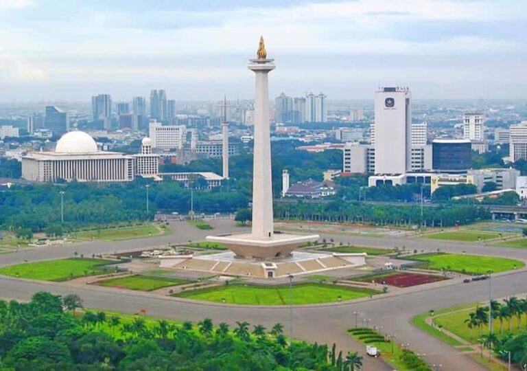 Jakarta : Private City Tour With Lunch And Souvenir - Practical Details and What to Expect