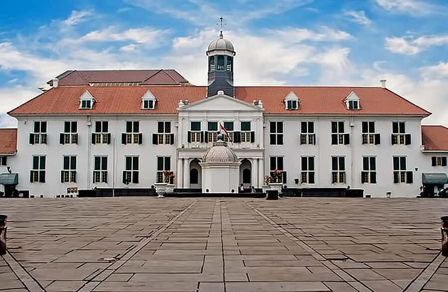 Jakarta : Private City Tour With Tour Guide Speaking Italy - The Experience in Practice