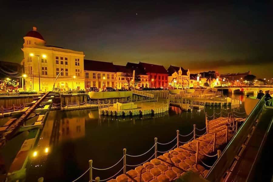 Jakarta: Private Guided Sightseeing & Street Food Night Tour - The Itinerary Breakdown